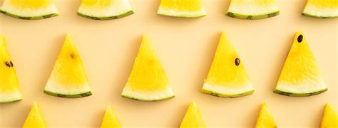 얇게 썬 노란색 수박 패턴은 파스텔 노란색 테이블 배경에 평평하게 놓여 있습니다 0명에 대한 스톡 사진 및 기타 이미지 0명 개념 개체 그룹 Istock