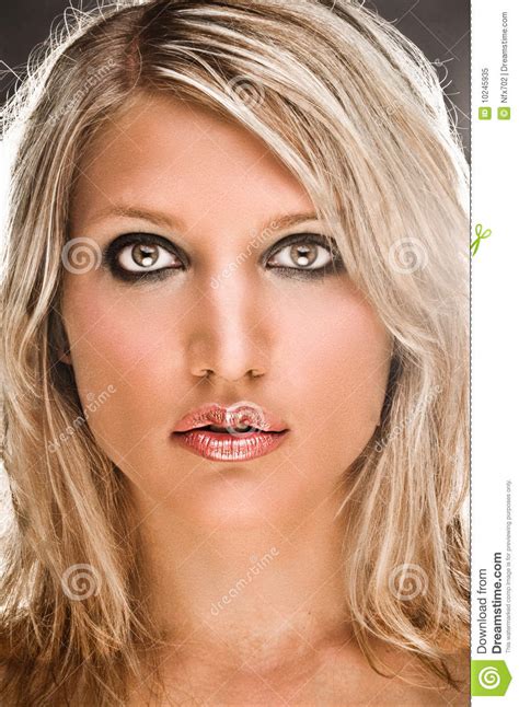 Retrato De Una Mujer Rubia Sensual Imagen De Archivo Imagen De Labios Rubio 10245935