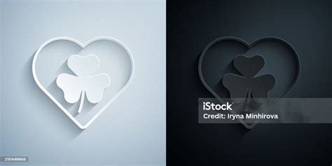 종이는 클로버 Trefoil 잎 아이콘과 함께 회색과 검은 색 배경에 고립 된 하트를 잘라 냈습니다 행복한 세인트 패트릭의 날입니다 아일랜드 공휴일 페이퍼 아트 스타일입니다