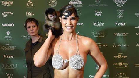 Geschmacklos Peta Will Micaela Schäfer Wegen Affen Auftritt Anzeigen