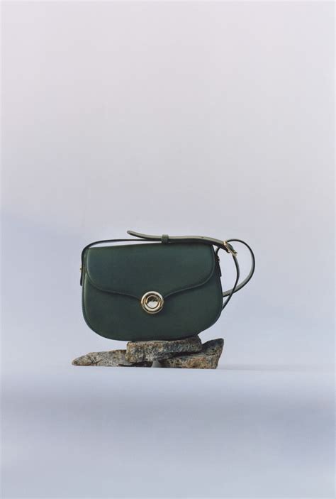 로로피아나 링 펜던트에서 영감을 얻은 기에라 백 선보여