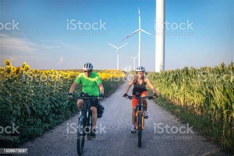 시골 길에서 모험을 즐기는 한 쌍의 산악 자전거 타는 사람의 사진 2명에 대한 스톡 사진 및 기타 이미지 2명 건강한 생활