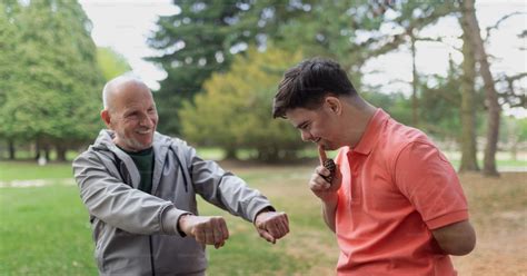 다운 증후군을 앓고있는 성인 아들과 함께 놀고 공원에 앉아있는 행복한 노인 아버지 사진 Unsplash의 밝은 이미지