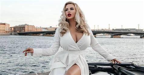 Анна Семенович рассказала, почему не собирается уменьшать грудь