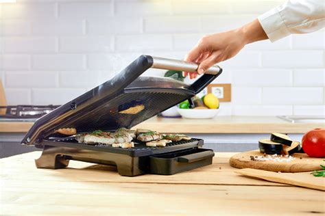 스테이크와 야채를 요리하는 과정 전기 그릴에 스테이크와 야채 요리사의 손 가지 채소에 대한 스톡 사진 및 기타 이미지 가지 채소 건강한 생활방식 건강한 식생활