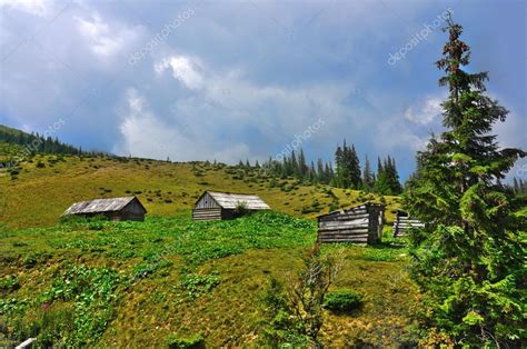 카 르 파 티아 산맥에 있는 작은 집 — 스톡 사진 © Nanka Photo 30103945