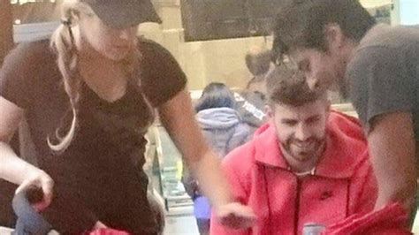 frostig shakira zickt beim eis mit ihren jungs promiflash de