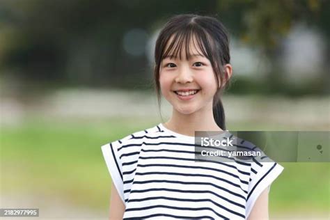 Smiling Girl 1人のストックフォトや画像を多数ご用意 1人 カラー画像 ポートレート Istock