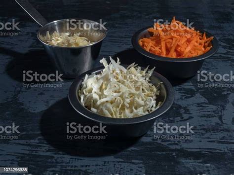 3 컵 당근 양배추 슬라이스 샐러드 준비 어두운 배경에 치즈 강판 클로즈업입니다 갈기갈기 찢어진에 대한 스톡 사진 및 기타 이미지 갈기갈기 찢어진 건강한 생활방식