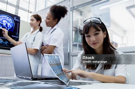 교실에서 공부하는 여의생 X선 필름을 통해 인간의 뇌질환 진단을 공부하는 의대생 진단을 위한 뇌 수술에 대해 알아보십시오 건강 진단에 대한 스톡 사진 및 기타 이미지