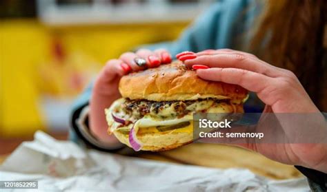 길거리 카페에서 먹기 전에 신선한 햄버거를 들고있는 여자의 손 거리에 대한 스톡 사진 및 기타 이미지 거리 건강에 좋지 않은 음식 건강한 생활방식 Istock