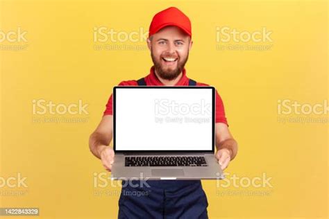 노트북을 들고 광고를위한 복사 공간이있는 빈 화면을 보여주는 잘 생긴 노동자 남자 30 34세에 대한 스톡 사진 및 기타 이미지 30 34세 건강관리와 의술 건설업자
