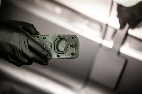 페인팅 부스에서 채색 된 자동차 세그먼트와 색상을 일치 시키면서 색상 견본 견본에 빛을 비추는 검사 보기에 대한 스톡 사진 및 기타 이미지 Istock