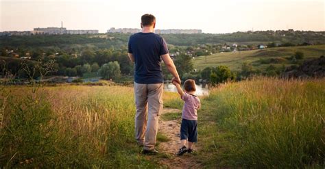 კაცმა შვილი გულში ჩაიხუტა და ატირდა ბავშვს არ ესმოდა რა ხდებოდა და თვალებით დედას ეძებდა