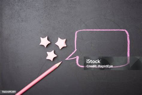 분홍색 색 연필 종이 접기 별직사각형 연설 거품을 그립니다 0명에 대한 스톡 사진 및 기타 이미지 0명 3가지 개체 검정색 배경 Istock