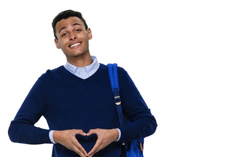 정면보기 한 사람 한 사람 허리까지 2029 세 성인 잘 생긴 사람들의 초상화 검은 머리 아프리카 민족 아프리카 계 미국인 민족 세대 Z 남성 젊은 남성 젊은 남성 감정