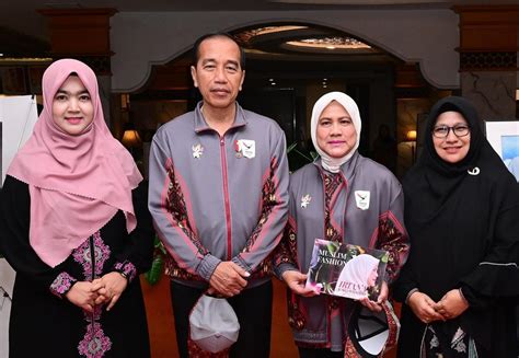 Dwp Uin Ar Raniry Serahkan Buku Muslim Fashion Iriana Joko Widodo