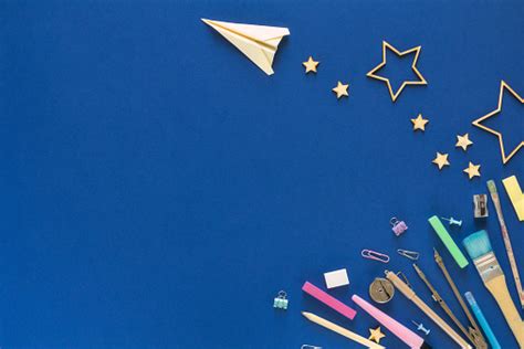 학교 또는 교육 개념으로 돌아 가기 측면에 쌓인 다양한 학용품과 종이 접기 비행기의 상단보기 네이비 블루 배경에 평평한 누워 사진 0명에 대한 스톡 사진 및 기타 이미지