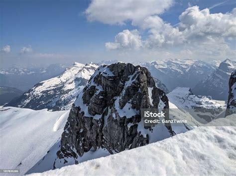 환상적인 전망과 유럽 산에서 스키 투어 겨울에는 야외 스포츠 겨울 풍경 사진 바위와 눈 0명에 대한 스톡 사진 및 기타 이미지 0명 겨울 겨울 스포츠 Istock