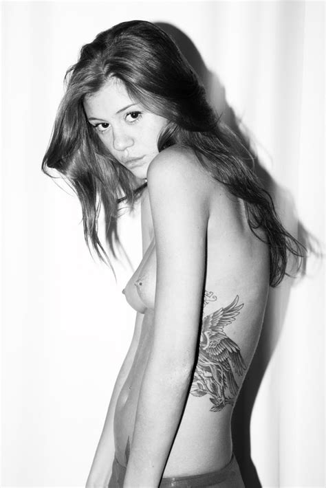 Naked Seren Siersack In De Rode Loper