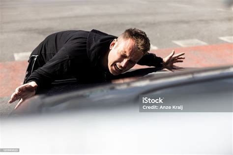 보행자를 치는 빠른 자동차 거리에 대한 스톡 사진 및 기타 이미지 거리 계기판 차량 부분 과로 Istock