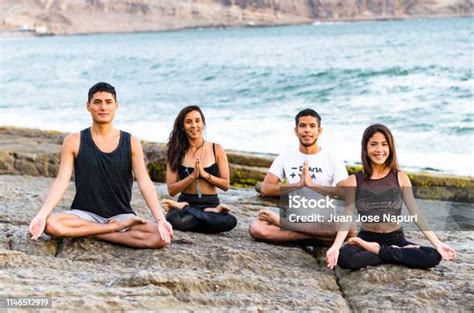 피트 니스 스포츠 요가 건강 한 라이프 스타일 컨셉사람들의 그룹 로터스 포즈에서 명상 개성 개념에 대한 스톡 사진 및 기타 이미지 Istock