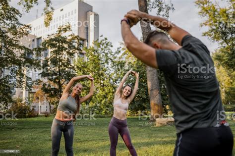 야외 스포츠 훈련 전에 스트레칭하는 스포티 한 사람들의 그룹 달리기에 대한 스톡 사진 및 기타 이미지 달리기 도시 3 명 Istock