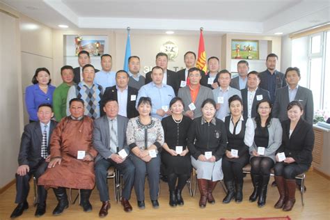 Нэр дэвшигчдэд түр үнэмлэх гардууллаа