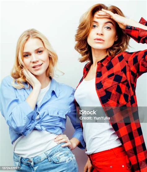 가장 친한 친구 십대 소녀 함께 재미 흰색 배경에 감정을 포즈 행복한 미소 라이프 스타일 사람들 개념 클로즈업 2명에 대한 스톡 사진 및 기타 이미지 Istock