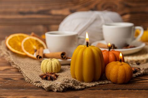 가을 작곡 호박 양초 매운 스타 아니스 향신료와 계피가 나무 배경에 있다 아늑한 가정 장식 할로윈 개념입니다 행복한 추수 감사절 복사 공간 0명에 대한 스톡 사진 및 기타