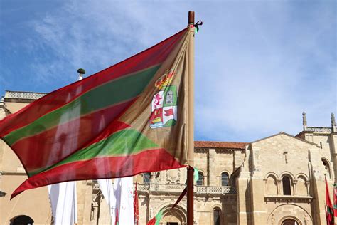 Desfile De Pendones Leoneses