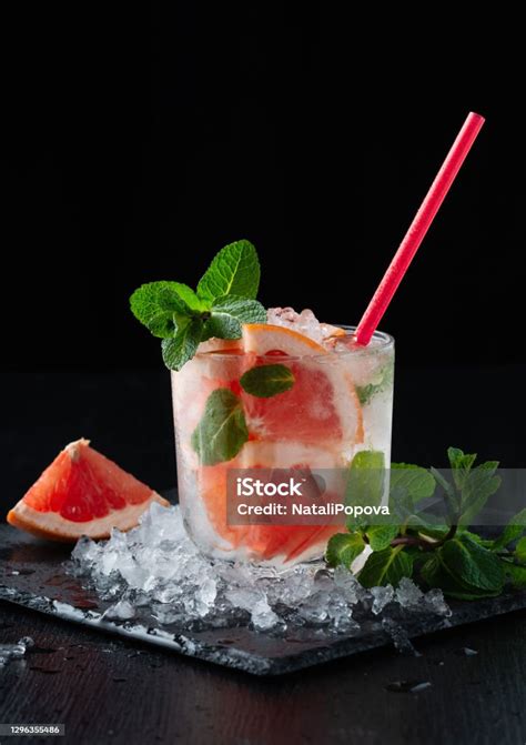 신선한 자몽 칵테일 자몽과 얼음을 곁들인 신선한 여름 칵테일 자몽 모히토 한 잔 공간을 복사합니다 0명에 대한 스톡 사진 및 기타 이미지 Istock