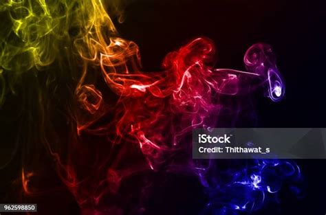 화려한 빨간색 파란색과 노란색 그라데이션 검은 배경에 연기의 추상 조각 움직임 건강한 생활방식에 대한 스톡 사진 및 기타 이미지