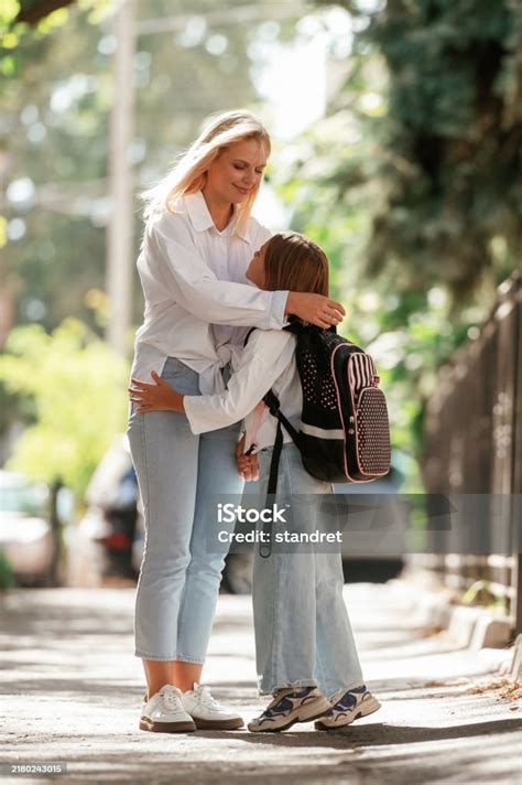 서로를 포옹합니다 어머니와 함께 야외에서 함께 있는 여학생 2명에 대한 스톡 사진 및 기타 이미지 2명 30 34세 6 7 살 Istock