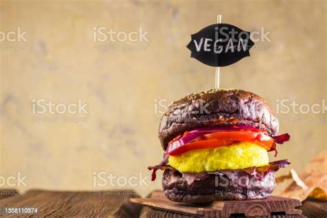 비건 라이프스타일 나무 배경에 감자 커틀릿으로 만든 채식 햄버거 맛있고 건강한 패스트 푸드 공간을 복사합니다 0명에 대한 스톡 사진 및 기타 이미지 Istock