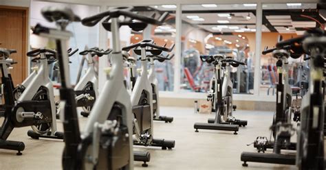 레저 센터 방문객과 체육관 강사를위한 여러 피트니스 자전거 사진 Unsplash의 체육관 이미지