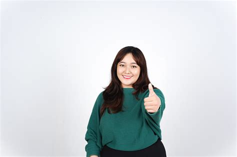 카메라에 미소 짓고 엄지 손가락을 위로 표시 흰색 배경에 고립 된 아름다운 아시아 여성의 기호를 승인하거나 수락합니다 20 24세에 대한 스톡 사진 및 기타 이미지 Istock