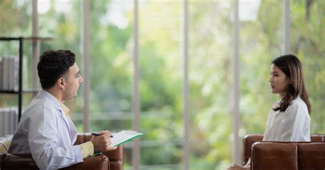 정신 건강 개념 우울한 환자를 위로하는 심리학자의 클로즈업 의사정신과 의사 상담 및 진단 검사 여성 환자 사진 Unsplash의 뇌 건강 이미지