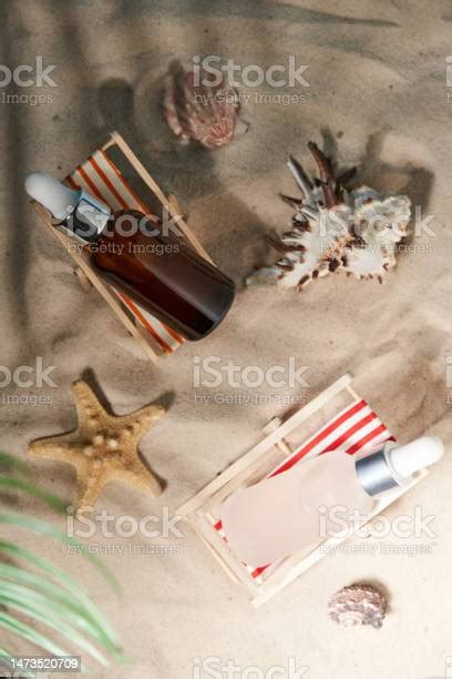 모래 배경의 갑판 의자에 있는 두 개의 여름 자외선 차단제 에센스와 조개껍데기와 바다별 개념에 대한 스톡 사진 및 기타 이미지 개념 건강한 생활방식 러시아 Istock