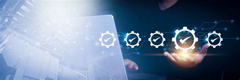 노트북으로 일하는 사업가 확인란에 체크리스트를 표시합니다 비즈니스 과제 목표 전략의 성공적인 완료 통계의 디지털 마케팅 문의 온라인 설문지 양식 검사 보기에 대한 스톡 사진