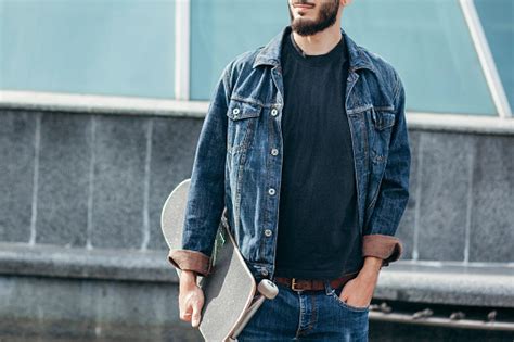 검은 색 티셔츠와 안경을 쓰고 수염을 기고 한 젊은 세련된 남자 거리 사진 남성에 대한 스톡 사진 및 기타 이미지 남성