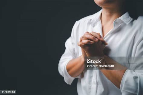 기독교 가톨릭 생활 위기 기도 여자는 더 나은 삶을 기원하기 위해 축복을 위해 신에게기도합니다 사람이 하나님께 기도하는 손 용서를 구하고 선을 믿습니다 여성 숭배 개념에