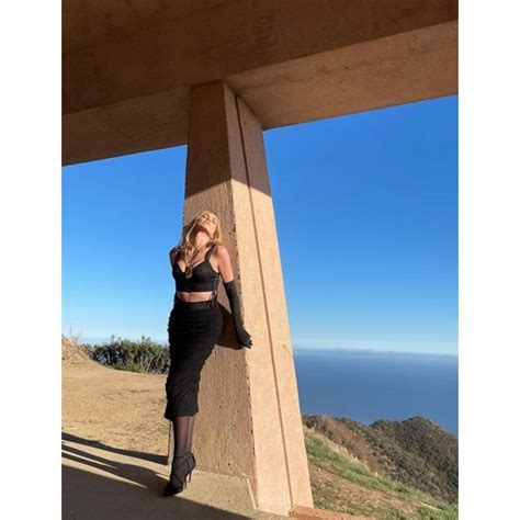 Козметичен хирург уголемил бюста на Шарън Стоун без нейно съгласие