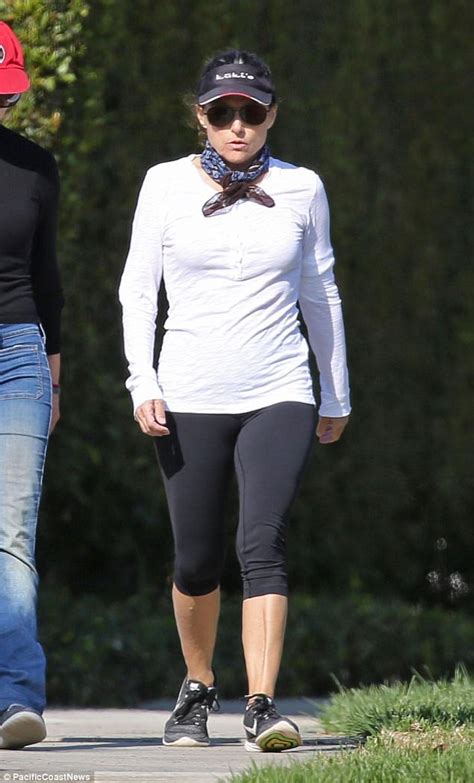 Julia Louis Dreyfus Heads Out For Walk After Chemotherapy Daily Mail