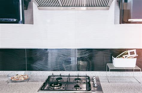 가스 난로와 임베디드 전기 오븐 새로운 현대 흰색 부엌에서 꼭대기에 대한 스톡 사진 및 기타 이미지 꼭대기 벽 부엌 Istock