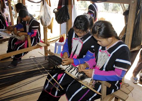 နမ့်စန်တွင် ယင်းကြားတိုင်းရင်းသားရိုးရာ ယက်ကန်းရက်လုပ်မှုသင်တန်းဖွင့်လ