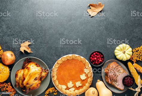 축제 자선 단체 또는 가족 및 친구 저녁 식사 파티 하향식 보기추수감사절 전통 음식 추수감사절에 대한 스톡 사진 및 기타 이미지 추수감사절 장식품 칠면조 흰 살코기