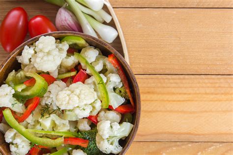 토마토 브로콜리 올리브 달콤한 고추 나물 및 나무 테이블에 그릇에 야채와 콜리플라워의 신선한 샐러드 0명에 대한 스톡 사진 및 기타 이미지 Istock