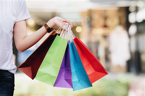 젊은 여자 쇼핑 가방 행복 스마트폰 아이폰 Ipad와 노트북으로 쉽게 전자상거래 웹사이트가 게 비즈니스와 현대적인 라이프 스타일 개념 소매 소비자주의에 대한 스톡 사진 및