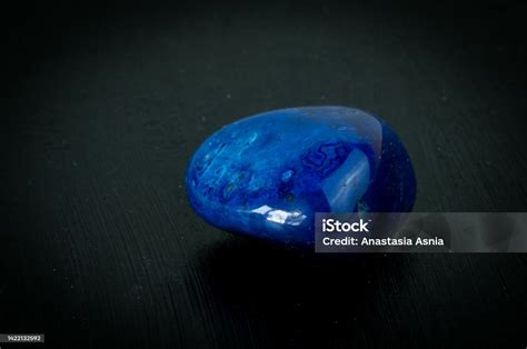 브라질에서 아게이트 블루 이끼로 둘러싸인 검은 색 배경에 천연 미네랄 스톤 미네랄로기 지질학 마법 반 보석 및 미네랄 샘플 클로즈업 매크로 사진 파란색에 대한 스톡 사진 및